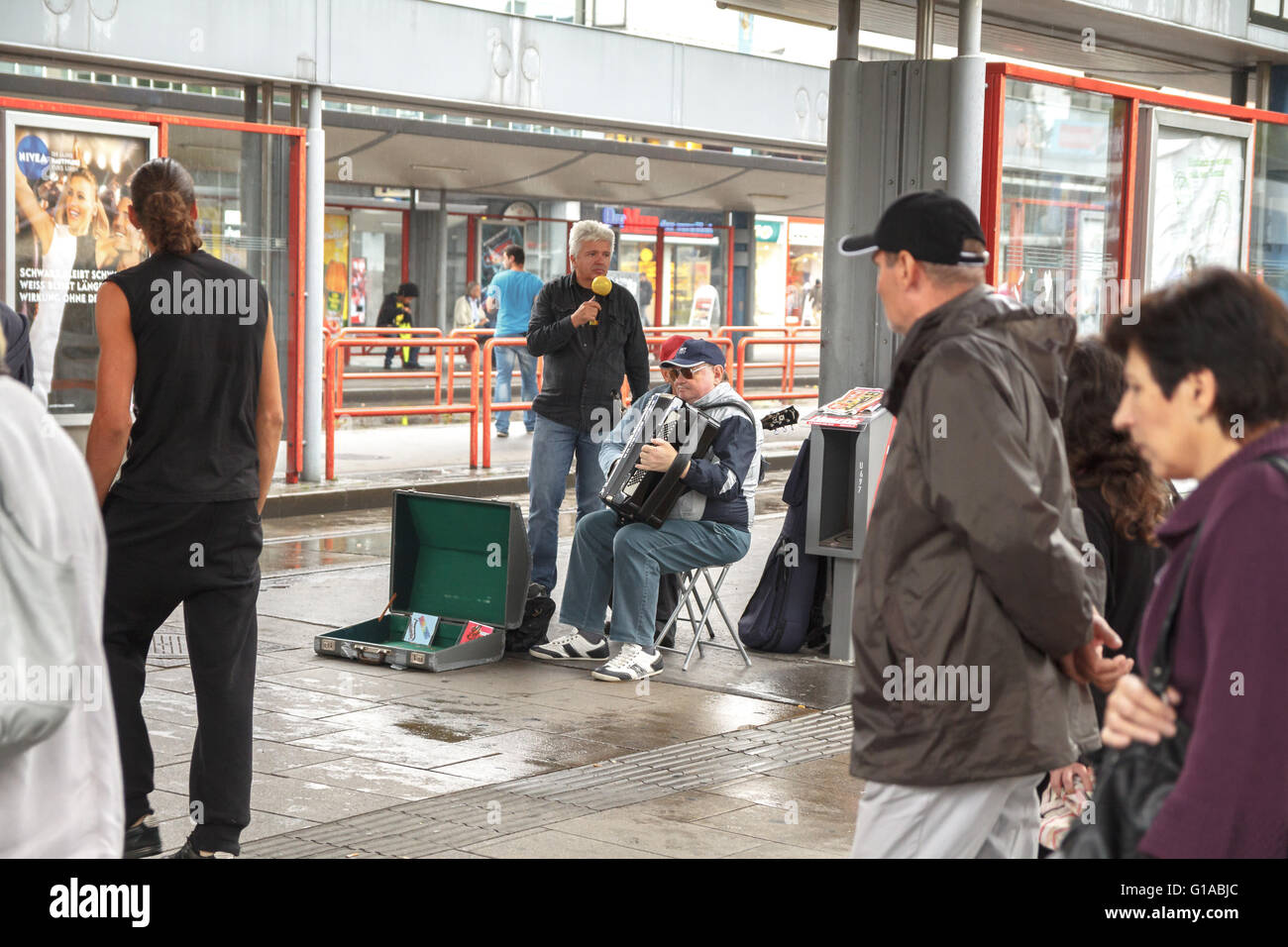 Performers in vienna hi-res stock photography and images - Alamy
