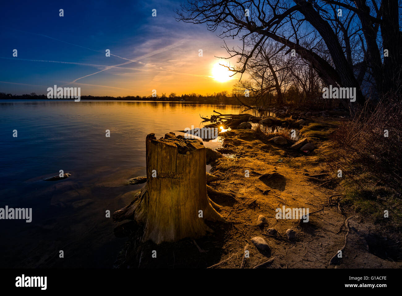 Gold light sunset lake hi-res stock photography and images - Alamy