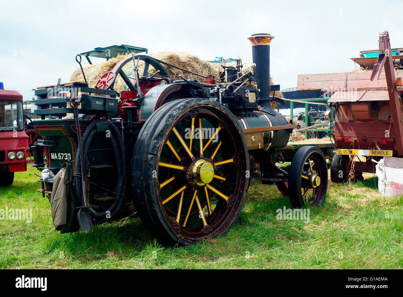 STEAM TRACTION ENGINE, 'CHARLIE B'. WITH DRIVE BELT TO HAY BAILER Stock ...