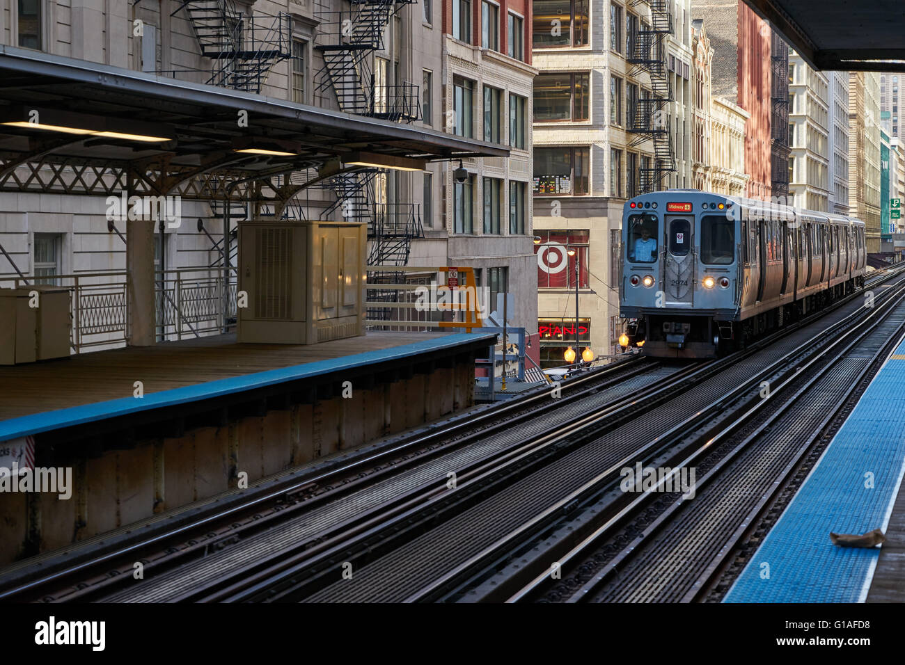 A redline L train in Chicago, IL Stock Photo - Alamy
