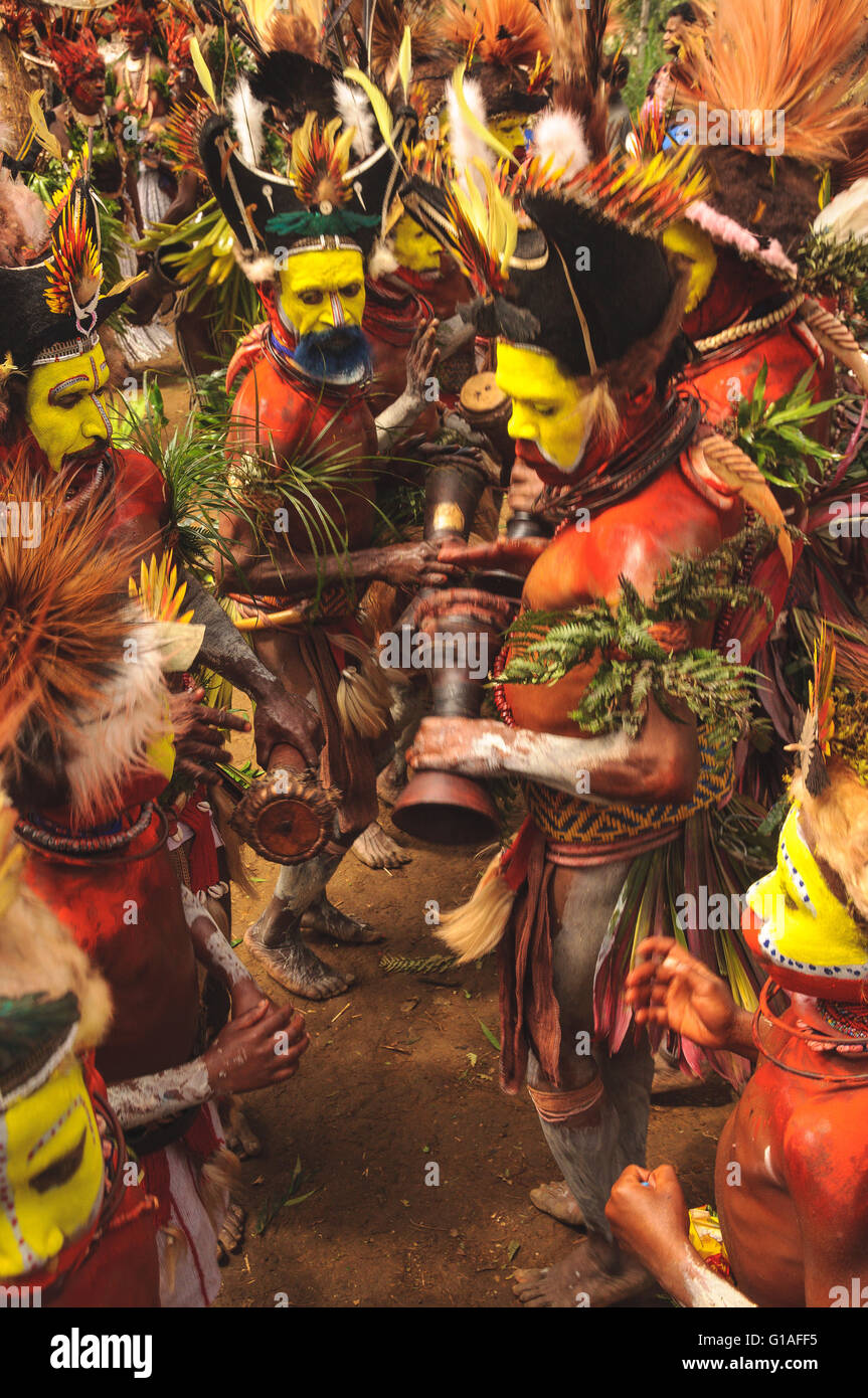 Papua new guinea tribe dance hi-res stock photography and images - Alamy
