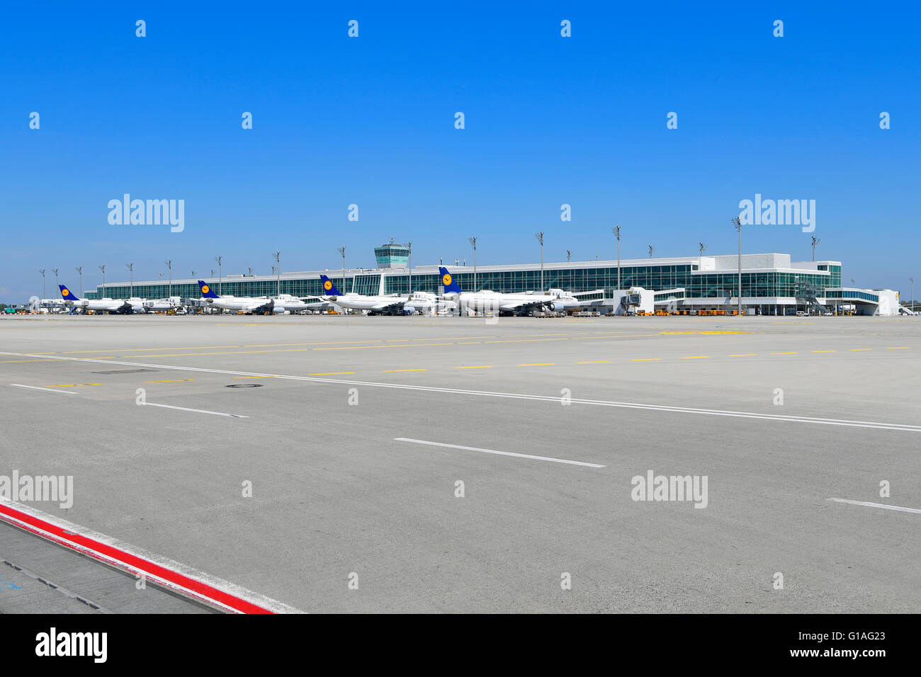 Satellite Building, airplane, plane, aircraft, line up, roll in, out ...