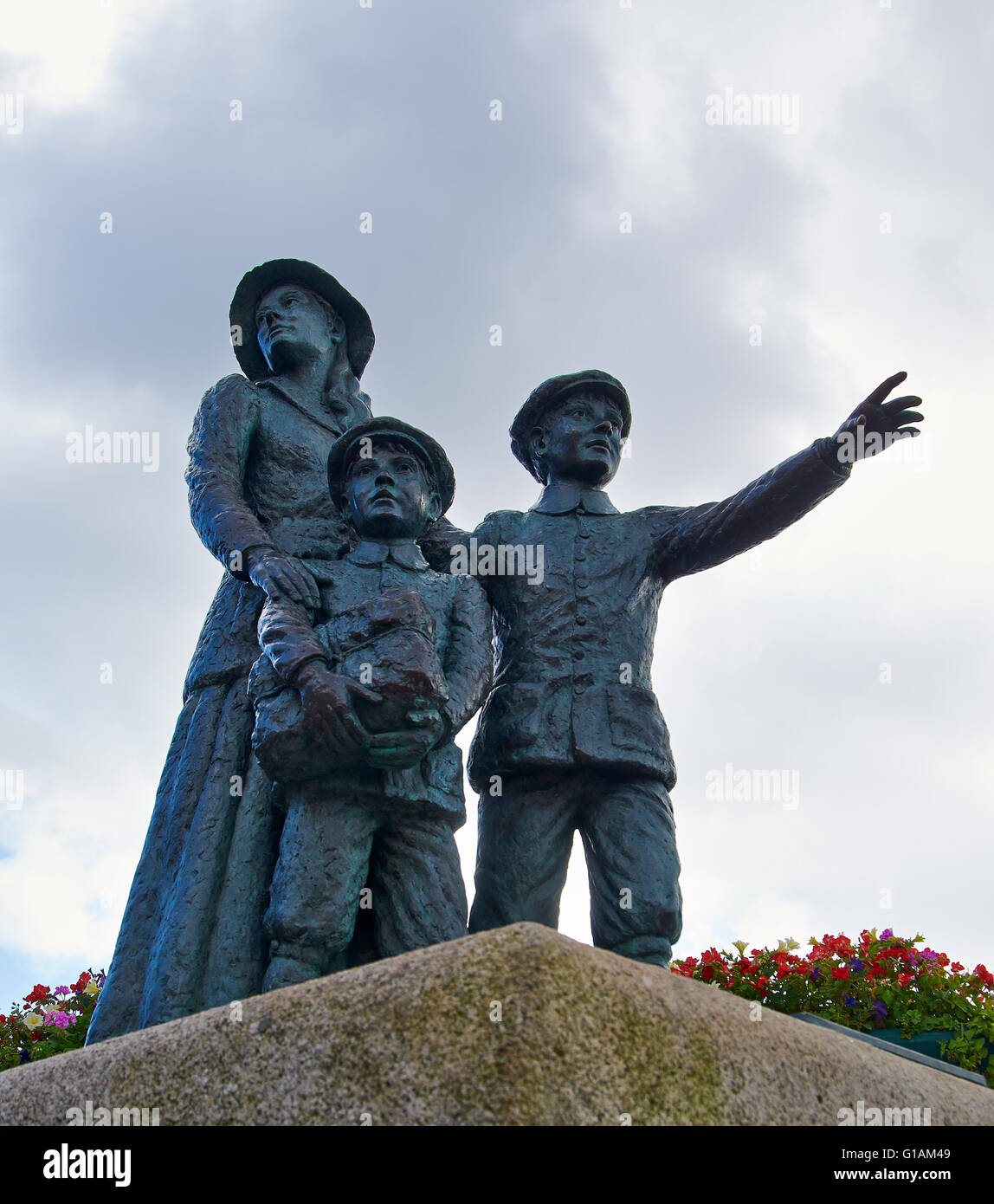 Annie moore statue hi-res stock photography and images - Alamy