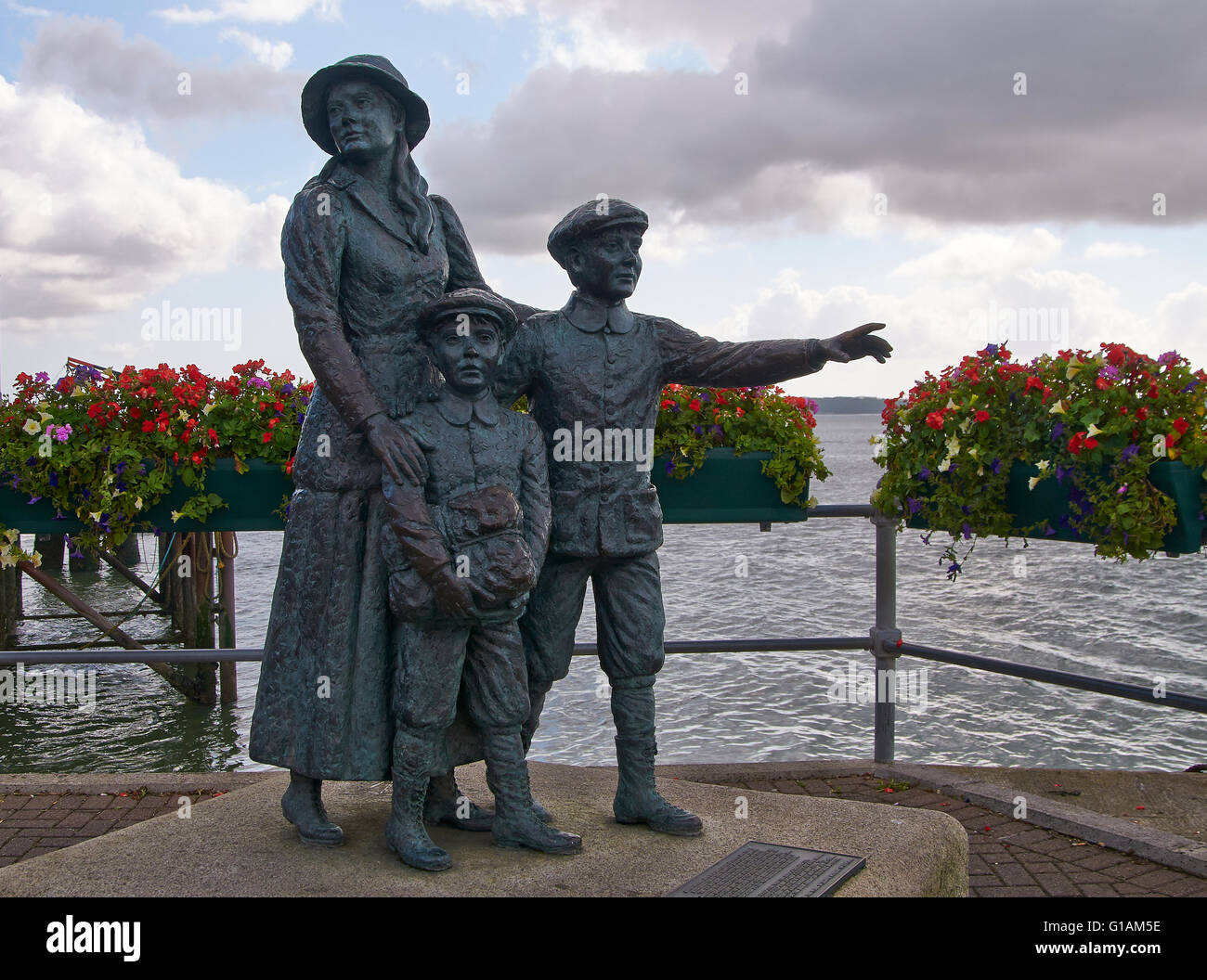 Annie moore statue hi-res stock photography and images - Alamy