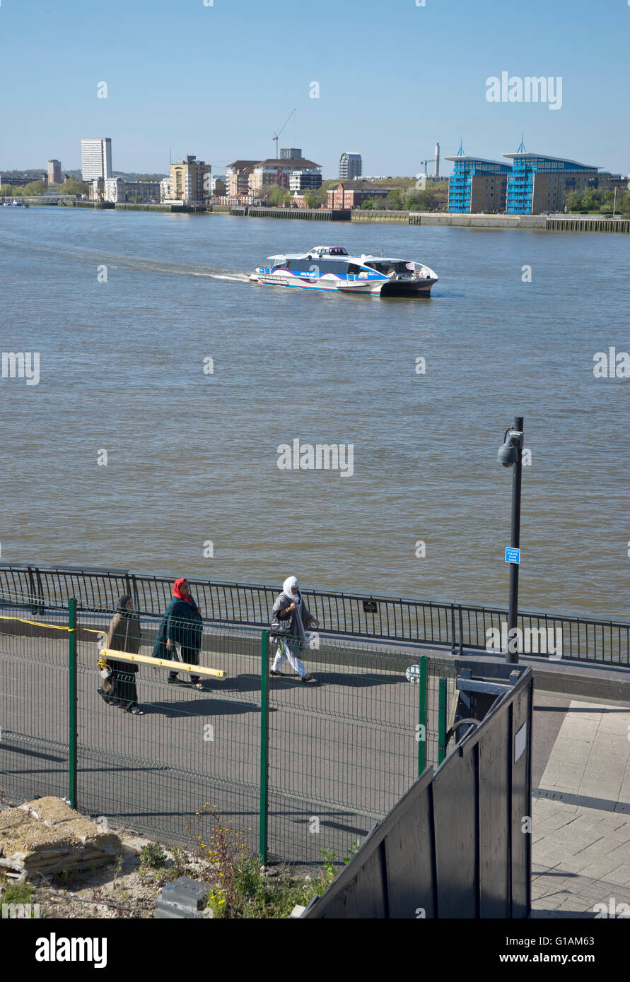 River Thames passenger ferry services by Canary Wharf. London, UK Stock ...