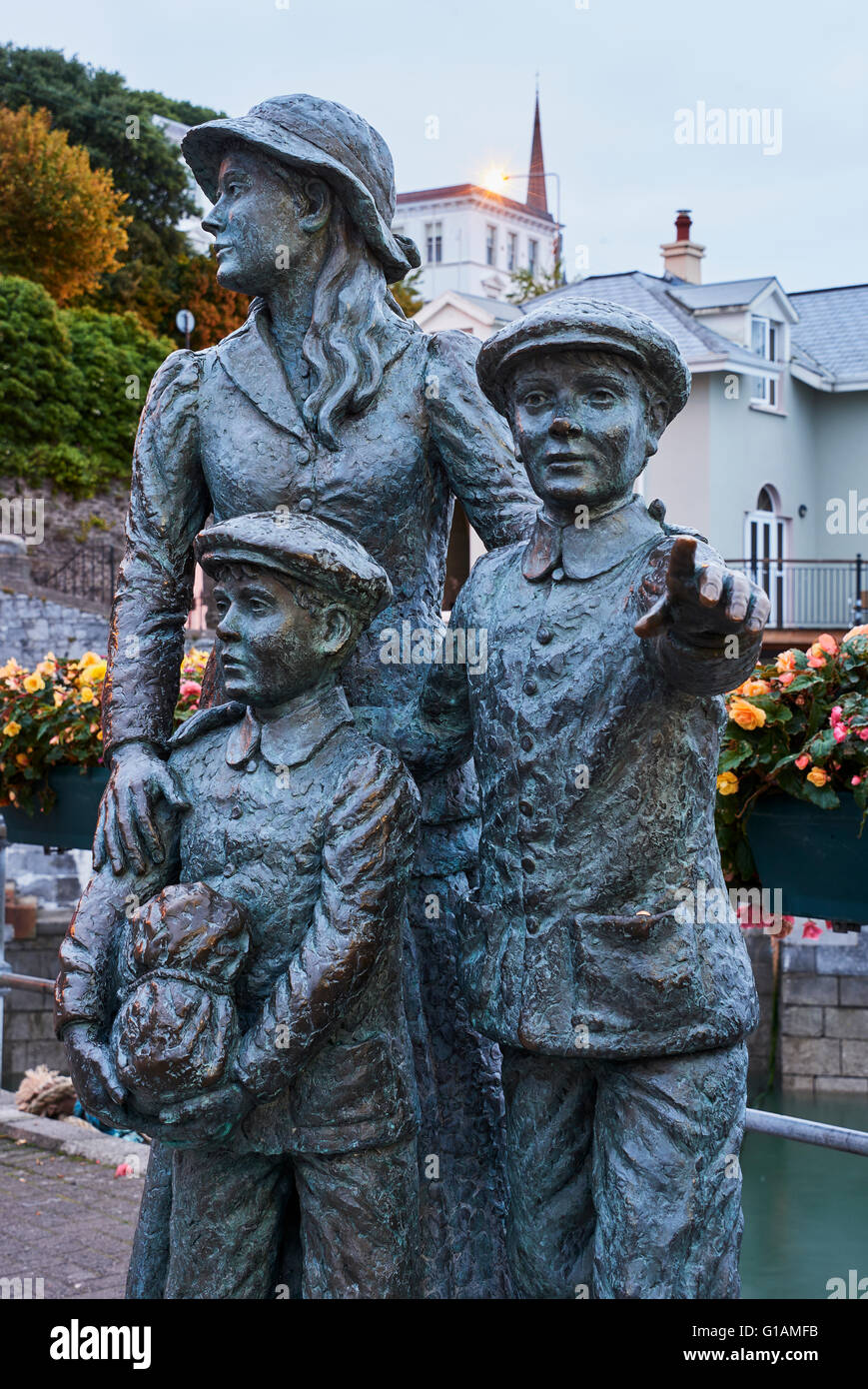 Annie moore statue hi-res stock photography and images - Alamy