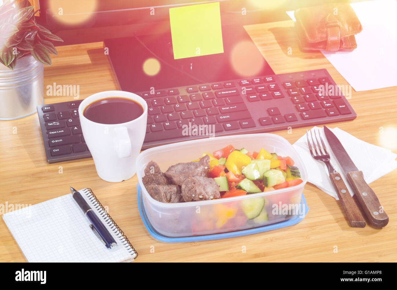 eating at workplace Stock Photo - Alamy