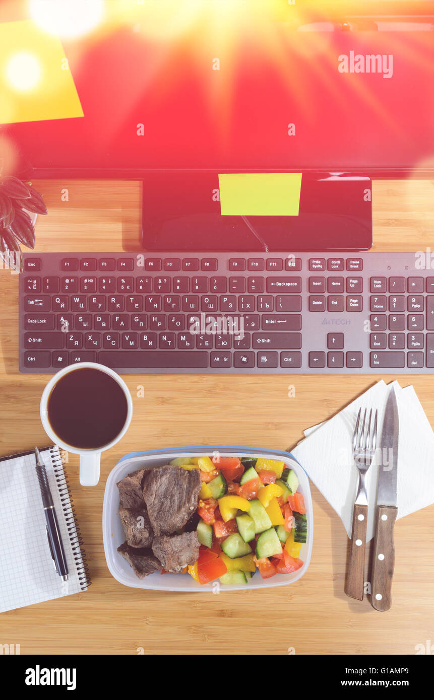 eating at workplace Stock Photo - Alamy