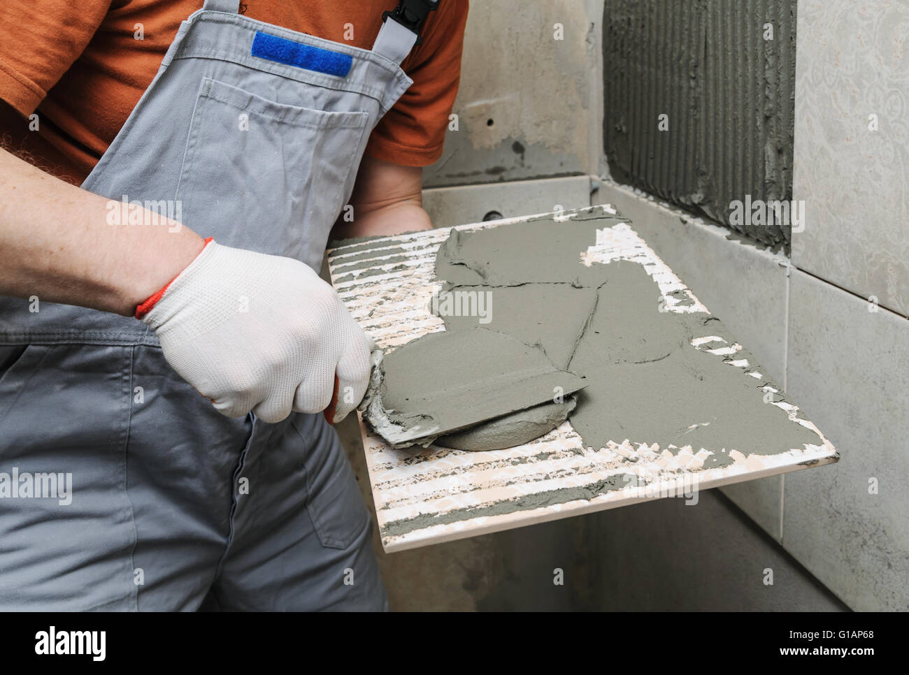 Hands holding ceramic floor hi-res stock photography and images - Alamy