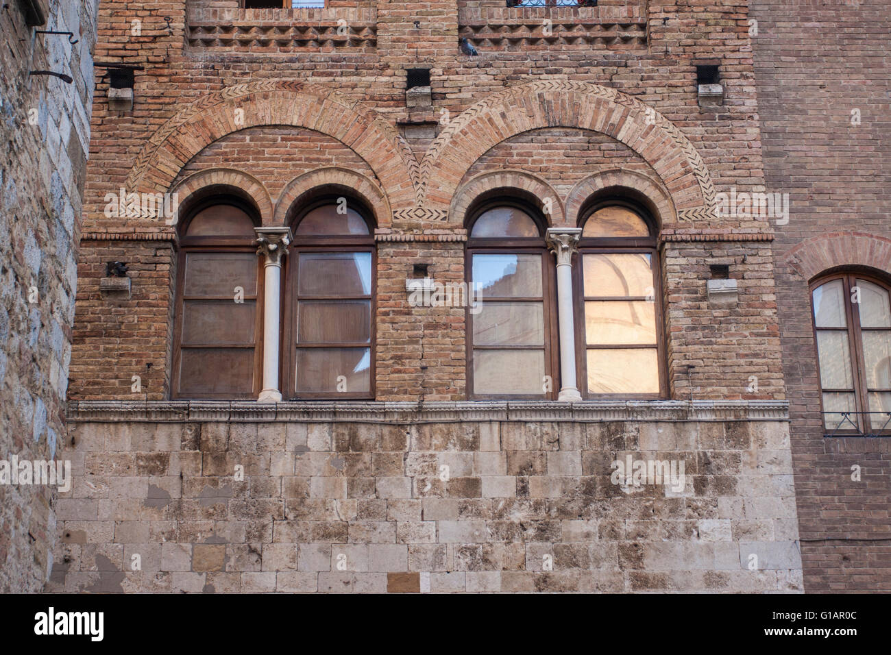Medieval mullioned window hi-res stock photography and images - Alamy