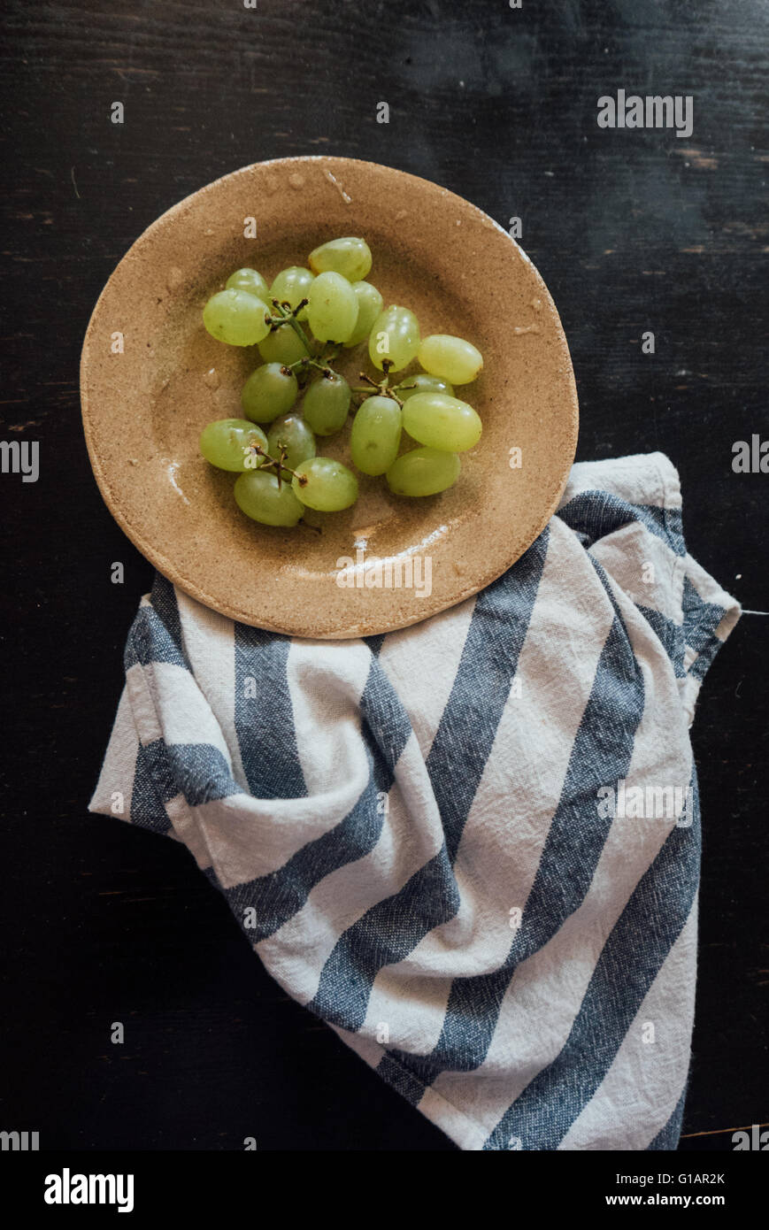 Just washed green grapes on a contemporary handmade ceramic plate Stock ...