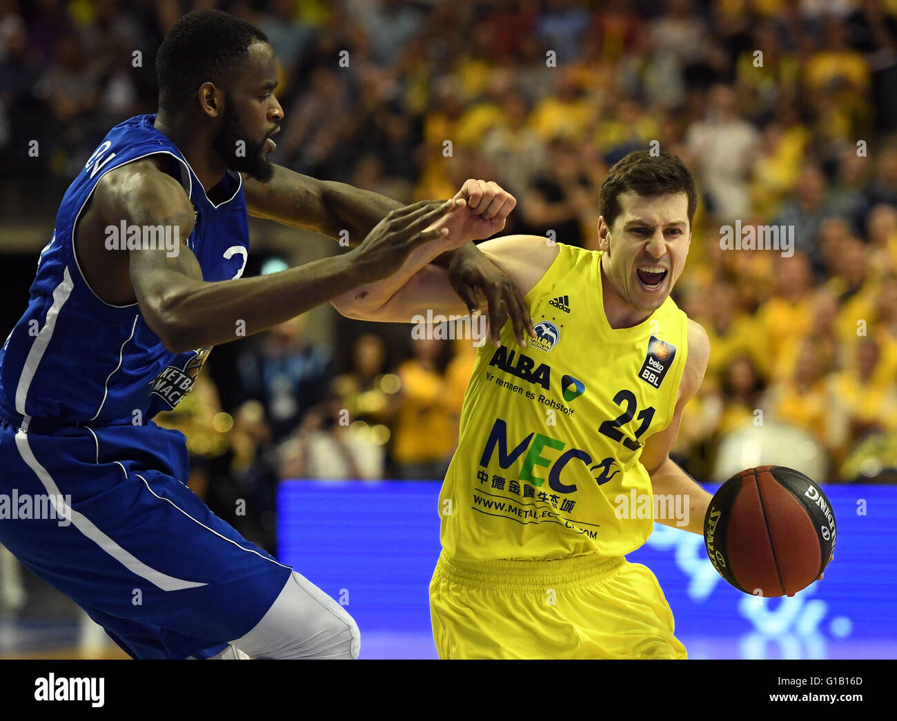 Berlin's Dragan Milosavljevic (R) and Frankfurt's Mike Morrison vie for ...