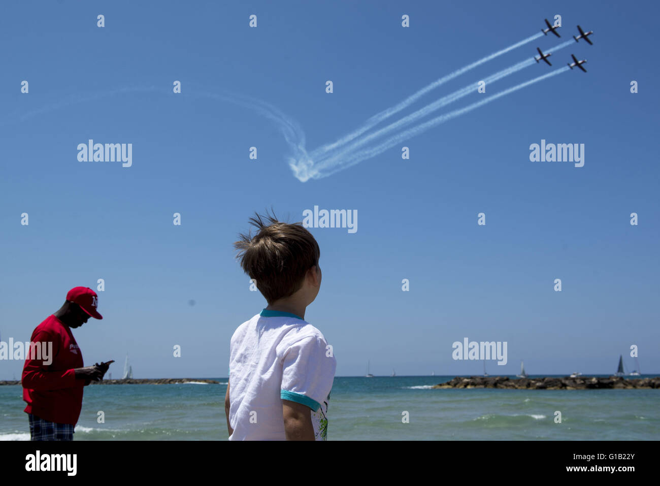 Tel Aviv, Israel. 12th May, 2016. Israeli Air Force planes flying over ...