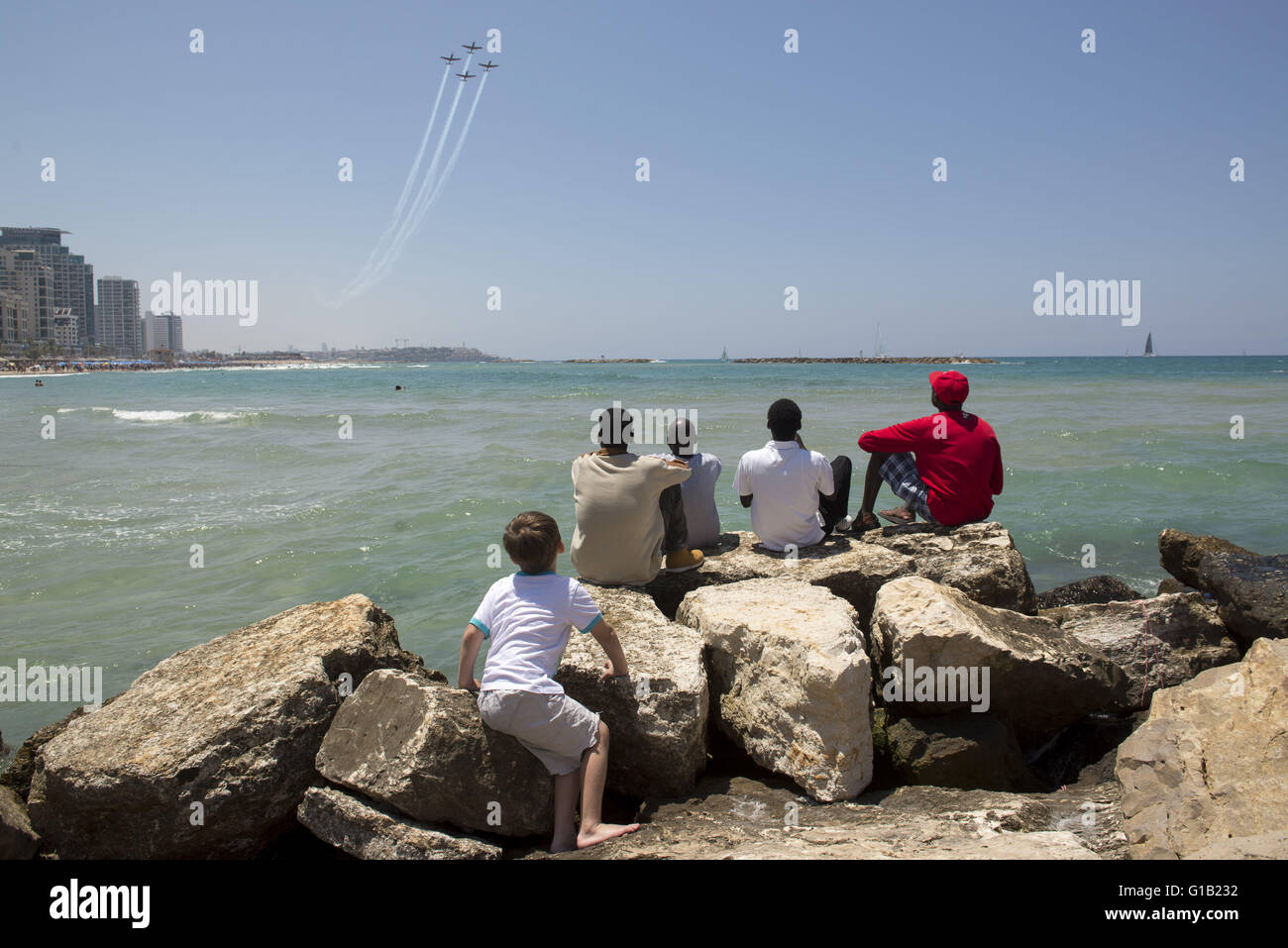 Tel Aviv, Israel. 12th May, 2016. People watching the Israeli Air Force ...