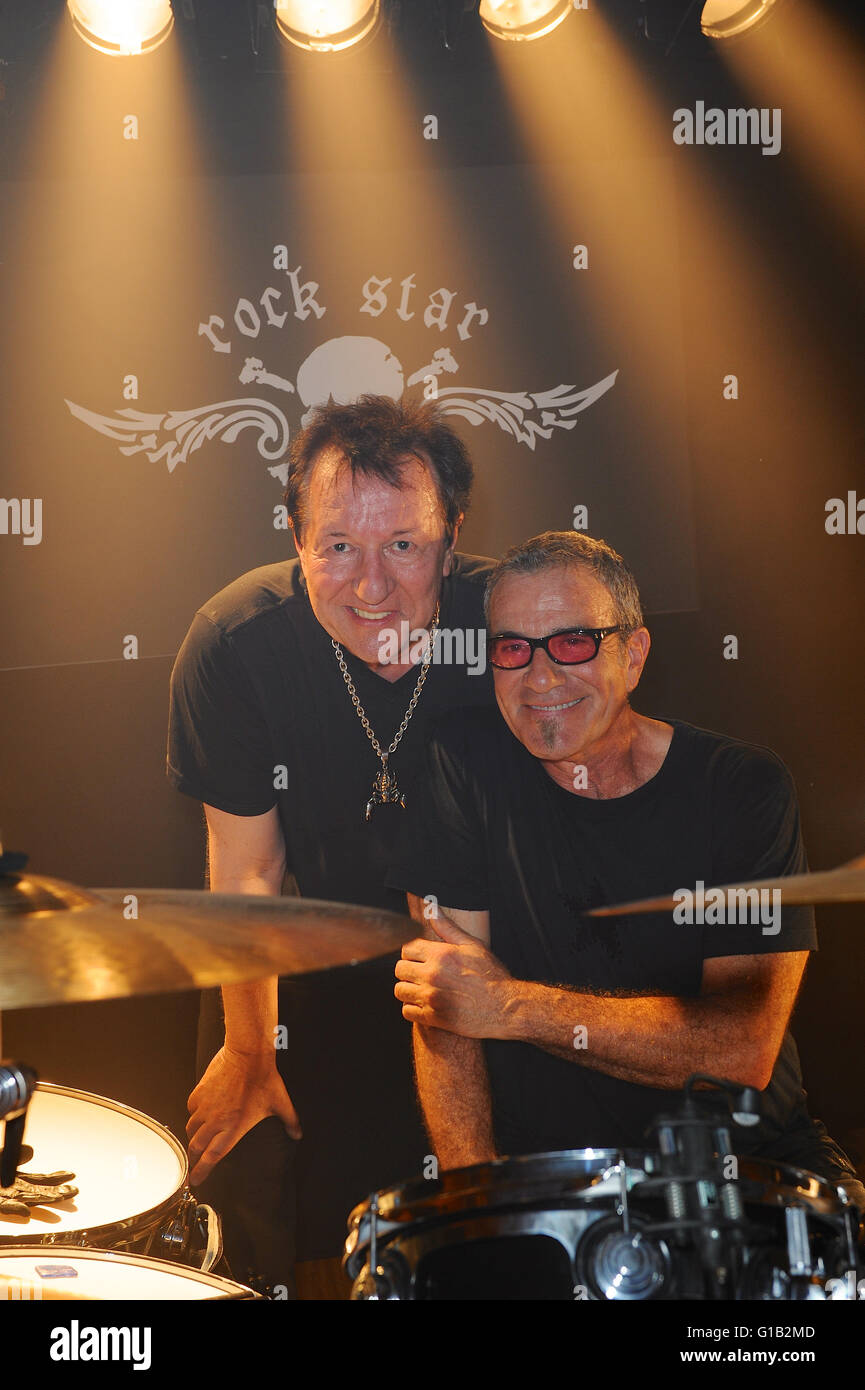 Seeshaupt, Germany. 10th May, 2016. dpa EXCLUSIVE - Tico Torres (R ...