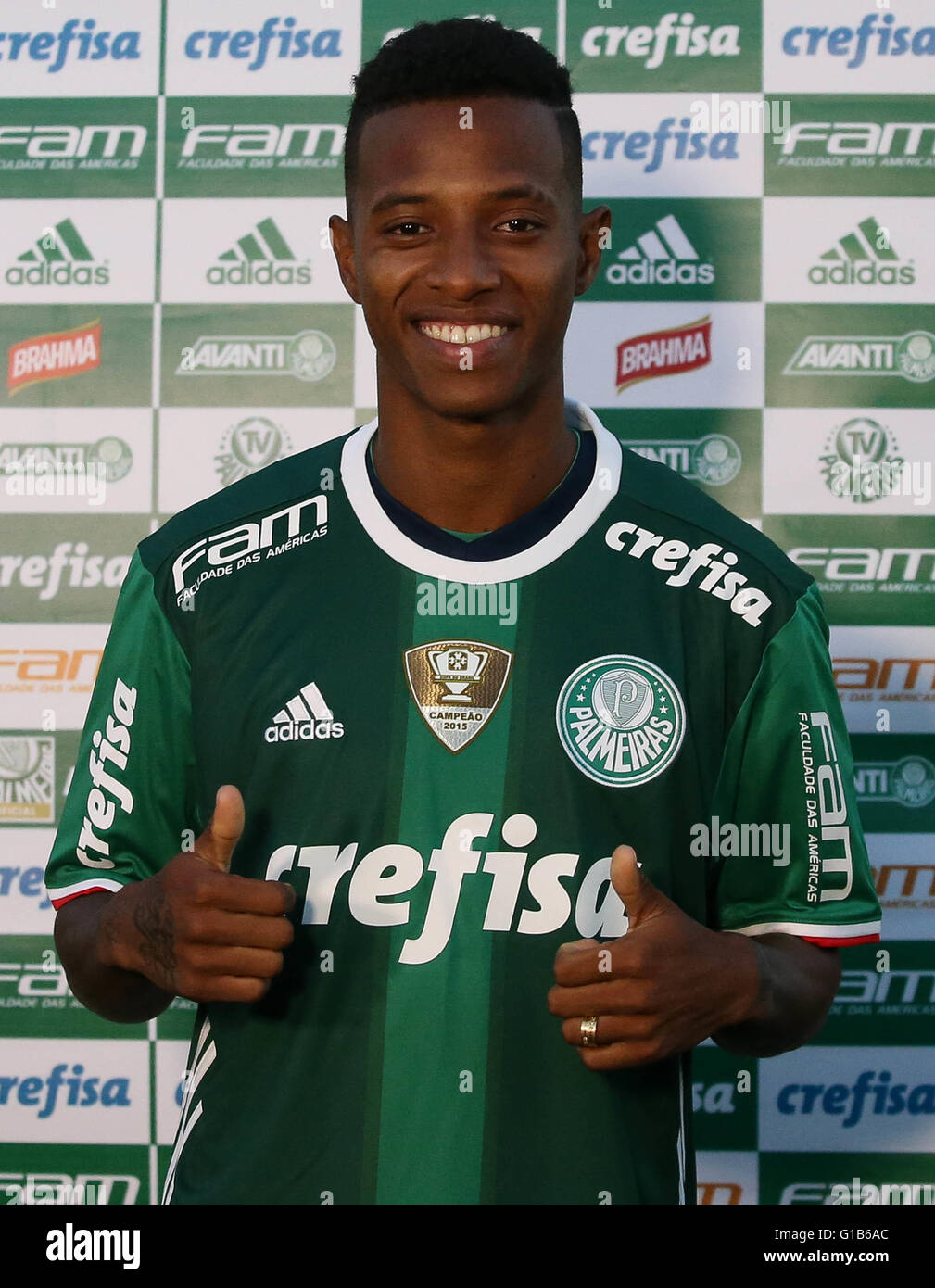 ATIBAIA, SP - 12/05/2016: TRAINING OF TREES - The Tche Tche player is ...