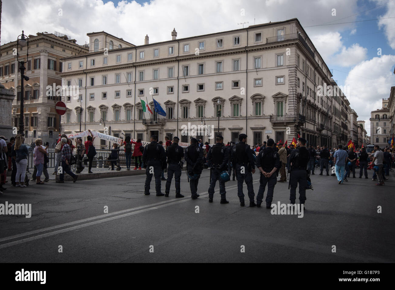 Largo chigi rome hi-res stock photography and images - Alamy