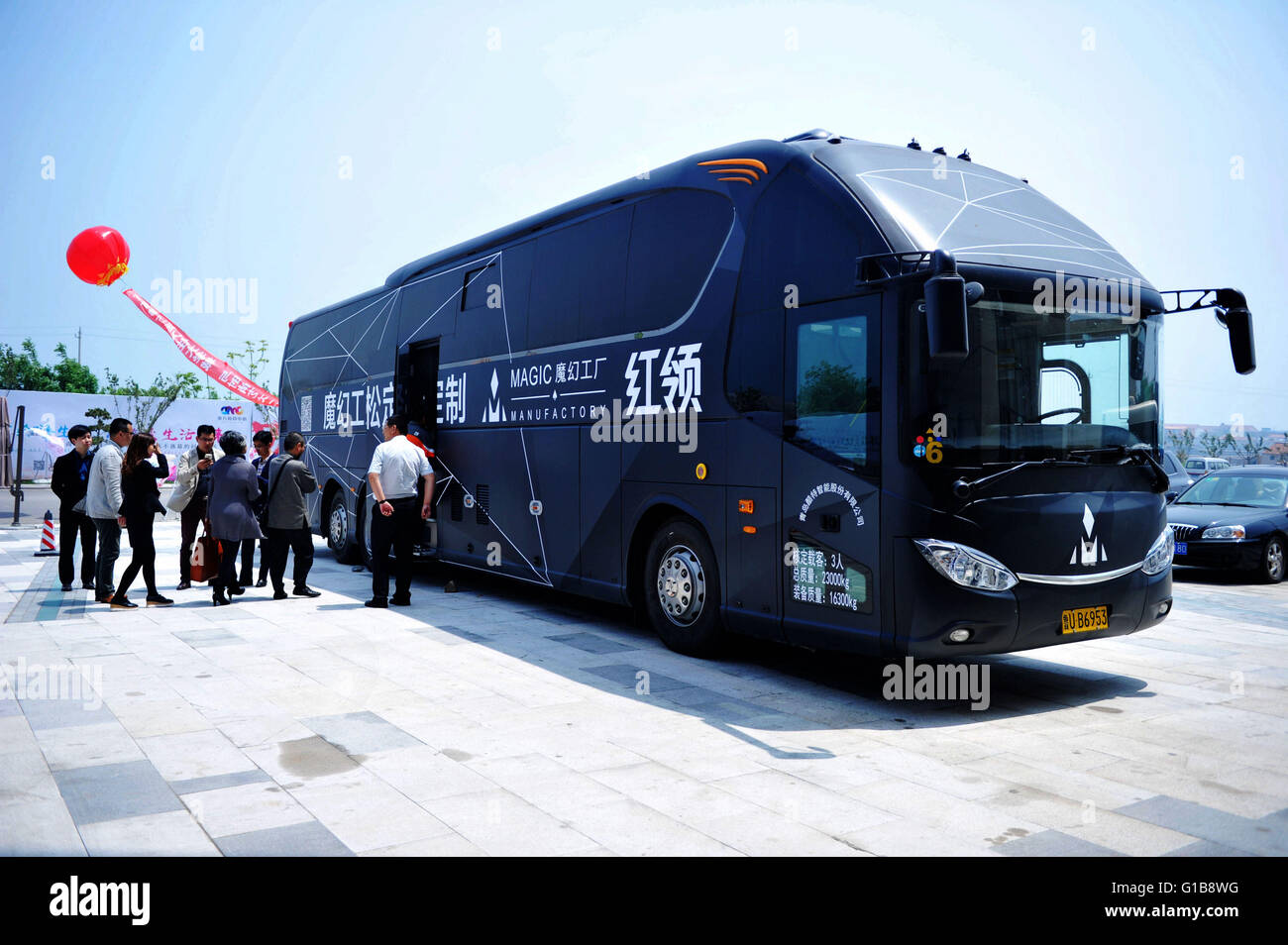 (160513) -- QINGDAO, May 13, 2016 (Xinhua) -- People enter a mobile ...