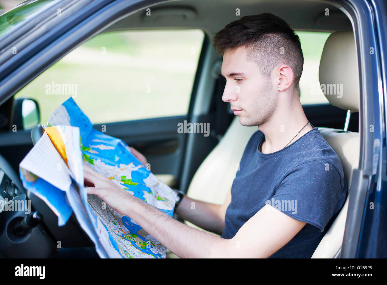 Reading a road map hi-res stock photography and images - Alamy