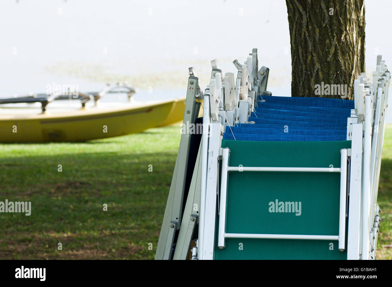 empty sunbeds in line at the lake Stock Photo - Alamy
