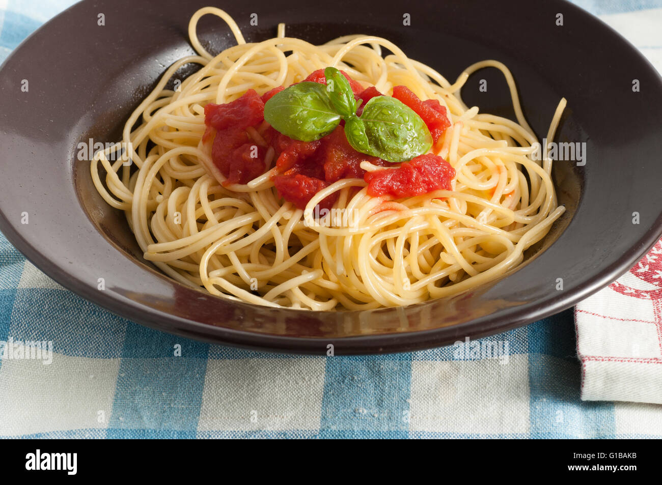 spaghetti with fresh tomato and basil Stock Photo - Alamy