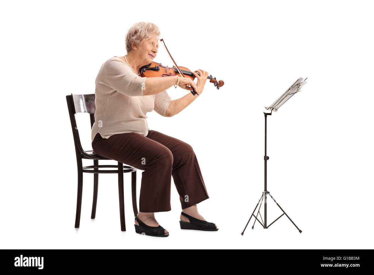 Seated violin player hi-res stock photography and images - Alamy