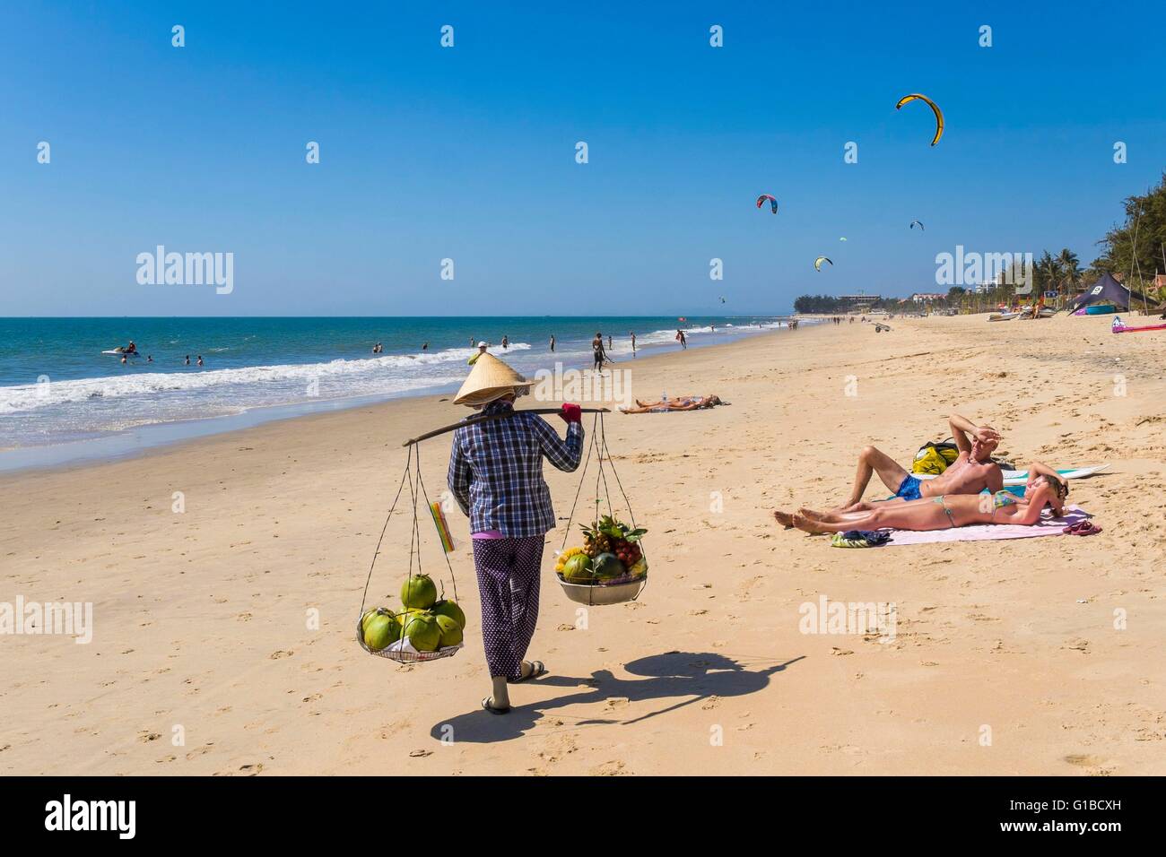 Vietnam, Binh Thuan province, the village of Mui Ne, beach and street ...