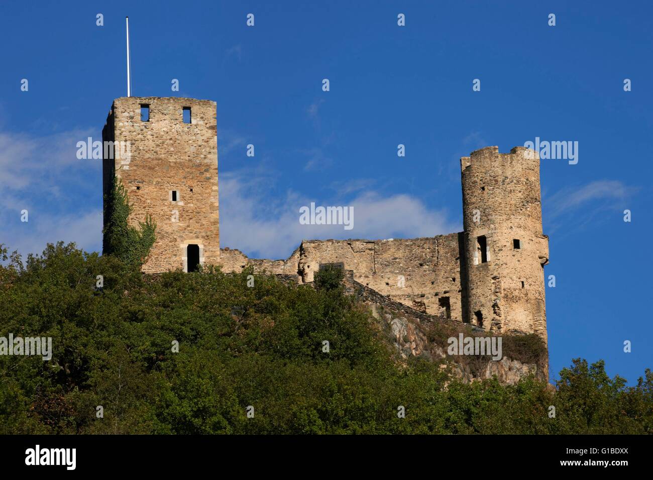 France, Hautes Pyrenees, Gave, Luz Saint Sauveur, medieval castle ...