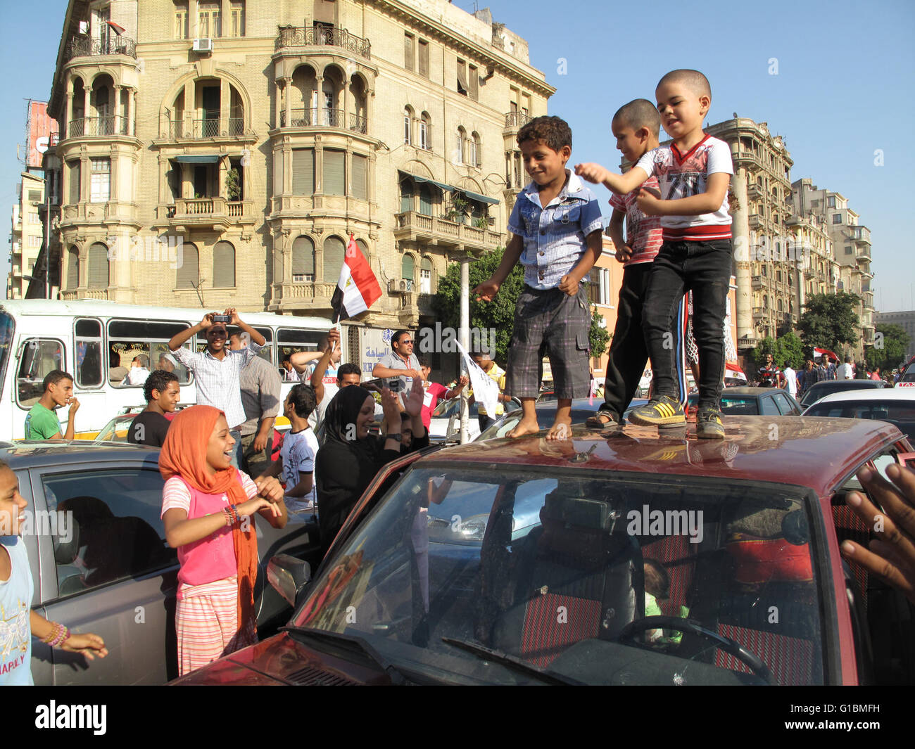 Thousands of Muslim Brotherhood supporters celebrate Mohamed Morsi's ...