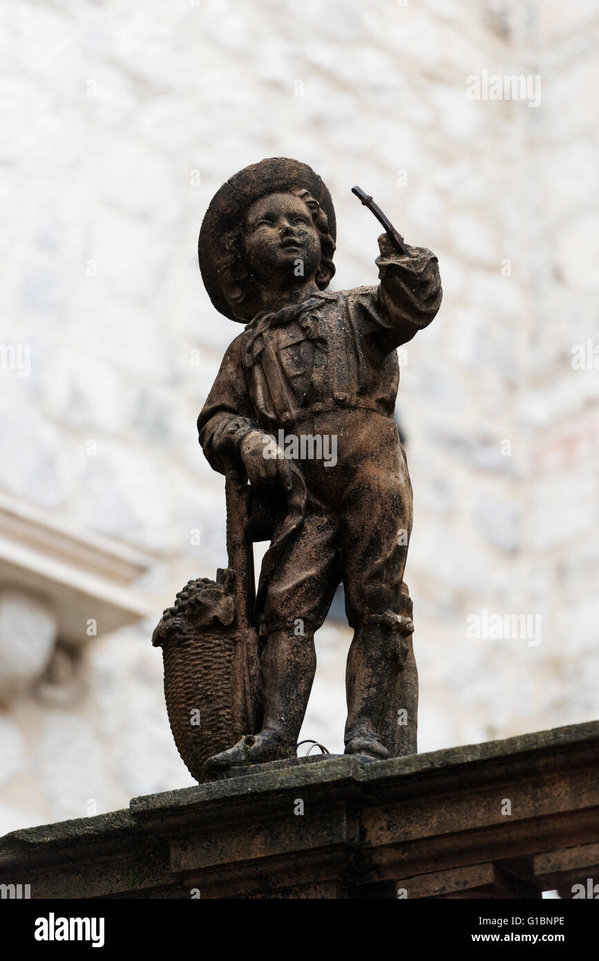 Statue of a boy hi-res stock photography and images - Alamy
