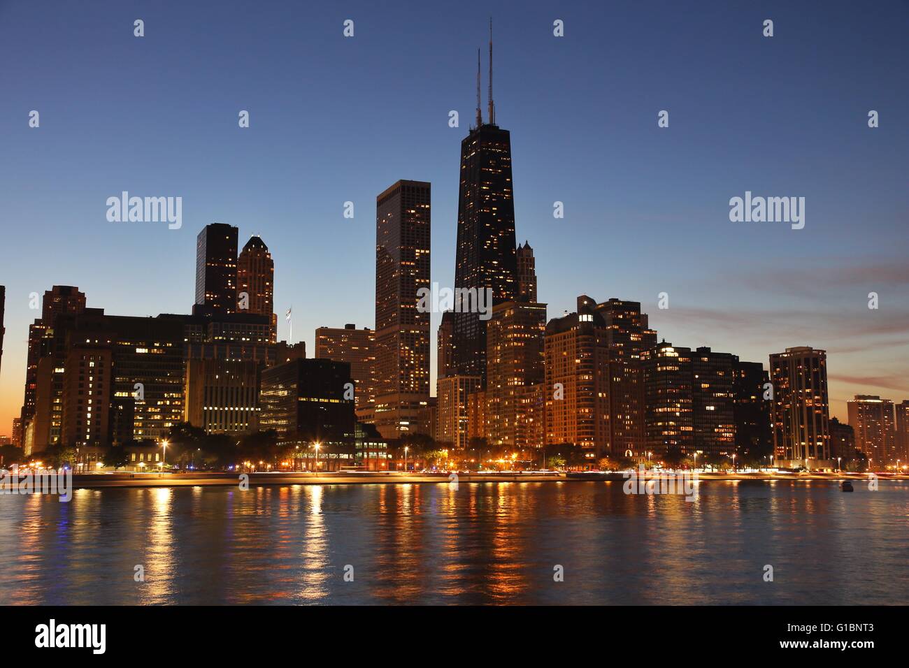 Chicago skyline at sunset hi-res stock photography and images - Alamy