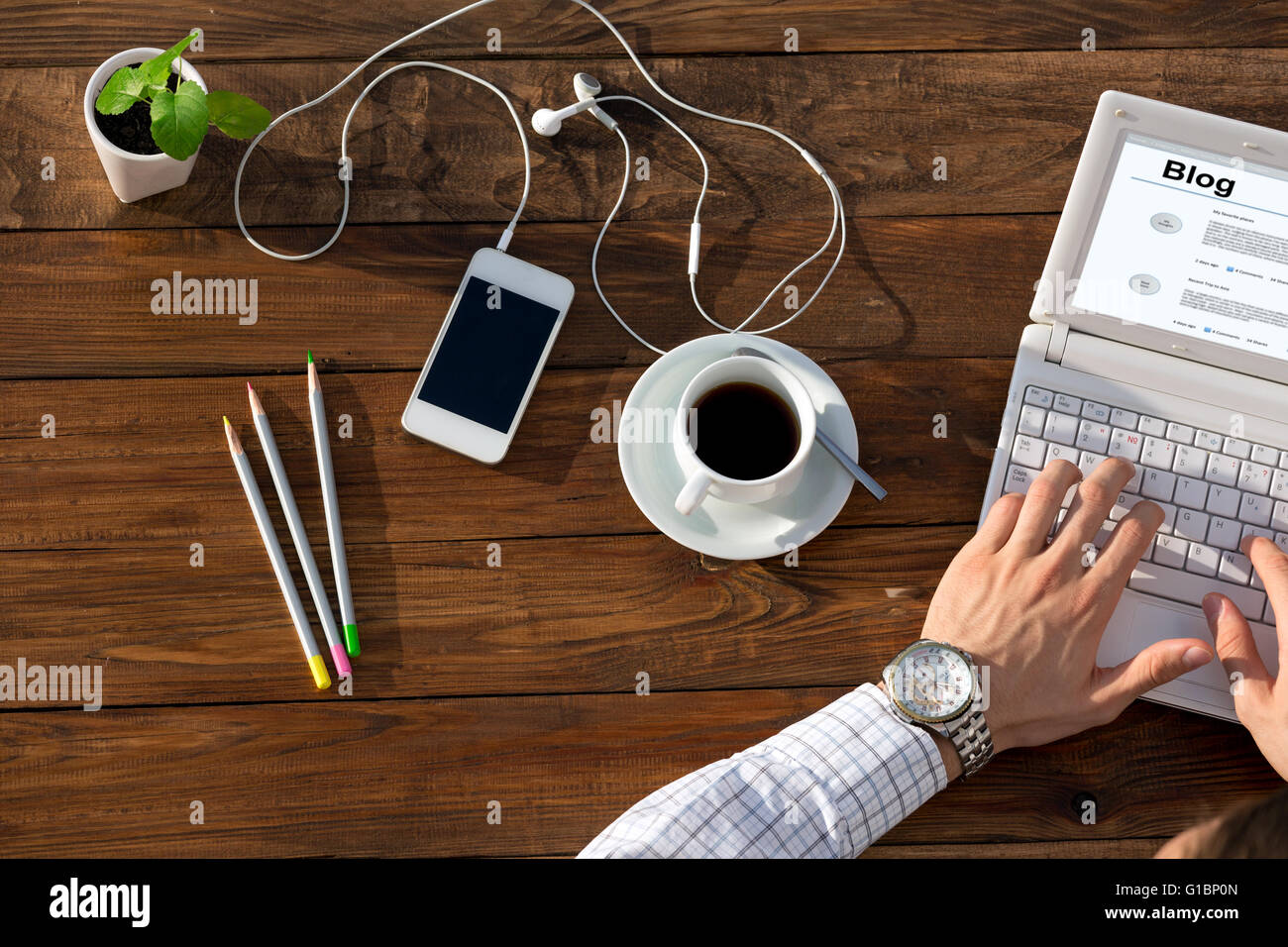 Writer at desk hi-res stock photography and images - Alamy