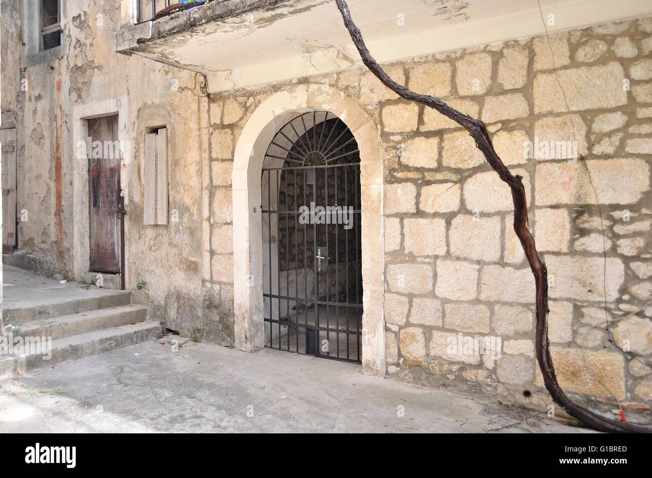Medieval iron gate in ancient hi-res stock photography and images - Alamy