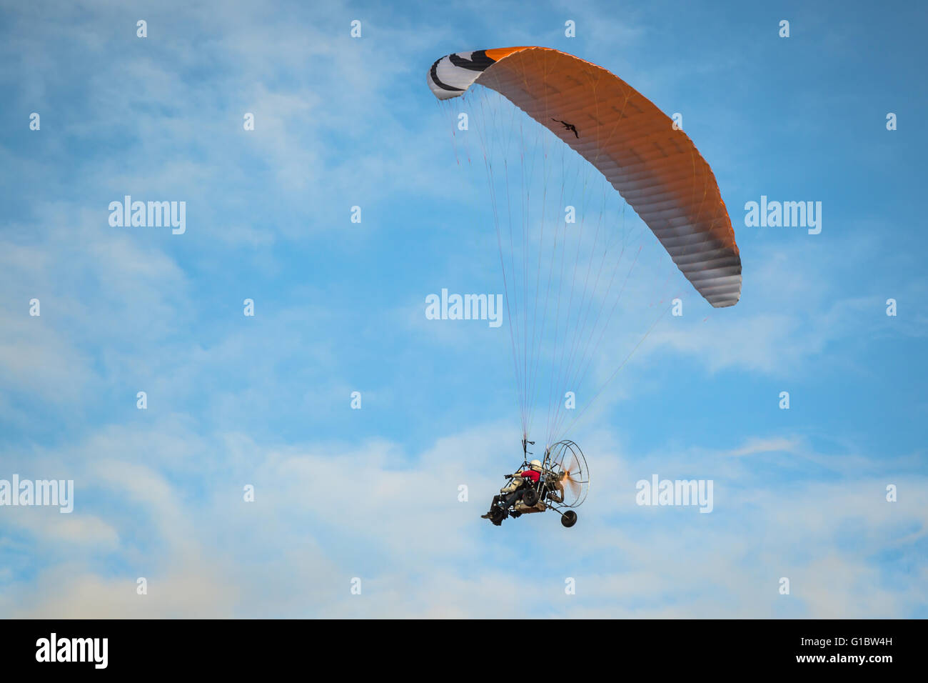 The motorized hang glider in the blue sky Stock Photo - Alamy