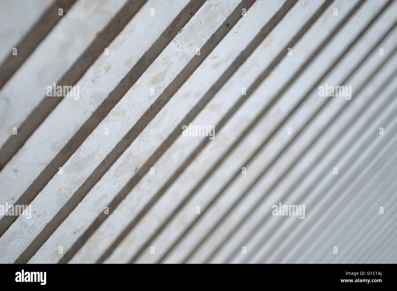 Diagonal columns building hi-res stock photography and images - Alamy