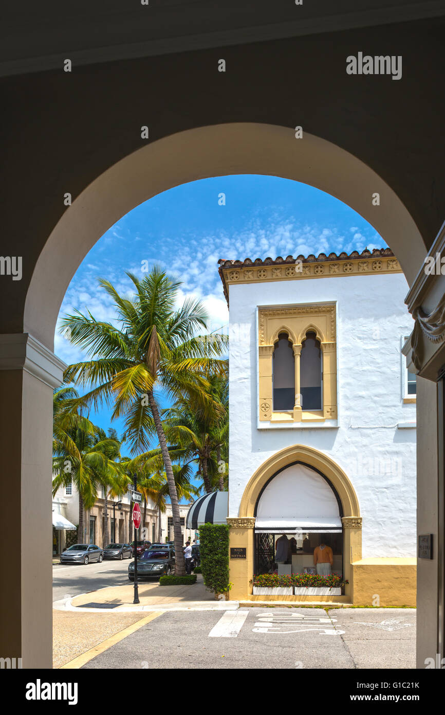 Archway to beach hi-res stock photography and images - Alamy