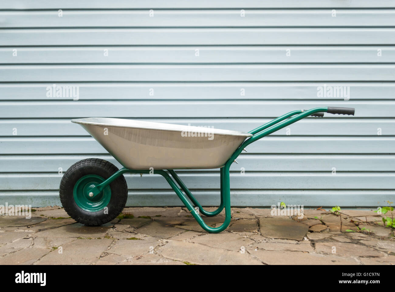 Wheelbarrow wheels hi-res stock photography and images - Alamy