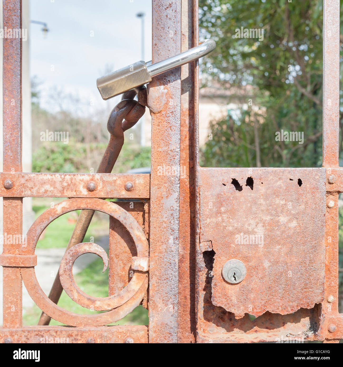 Rusty metal gate closed with padlock concept image Stock Photo - Alamy