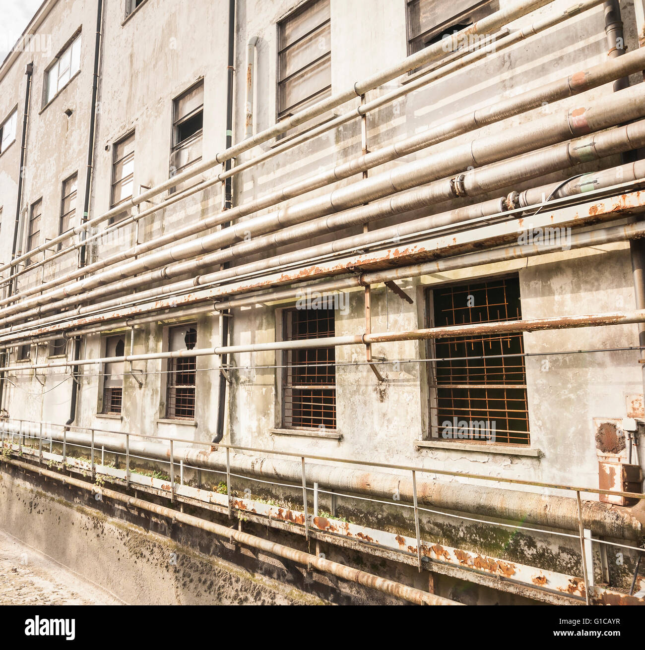 Pipes on outside wall building hi-res stock photography and images - Alamy