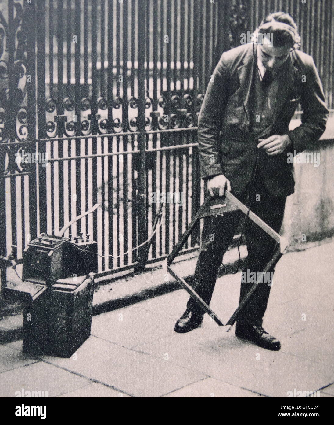 Water diviner or Dowser using an electronic divining machine 1930 ...