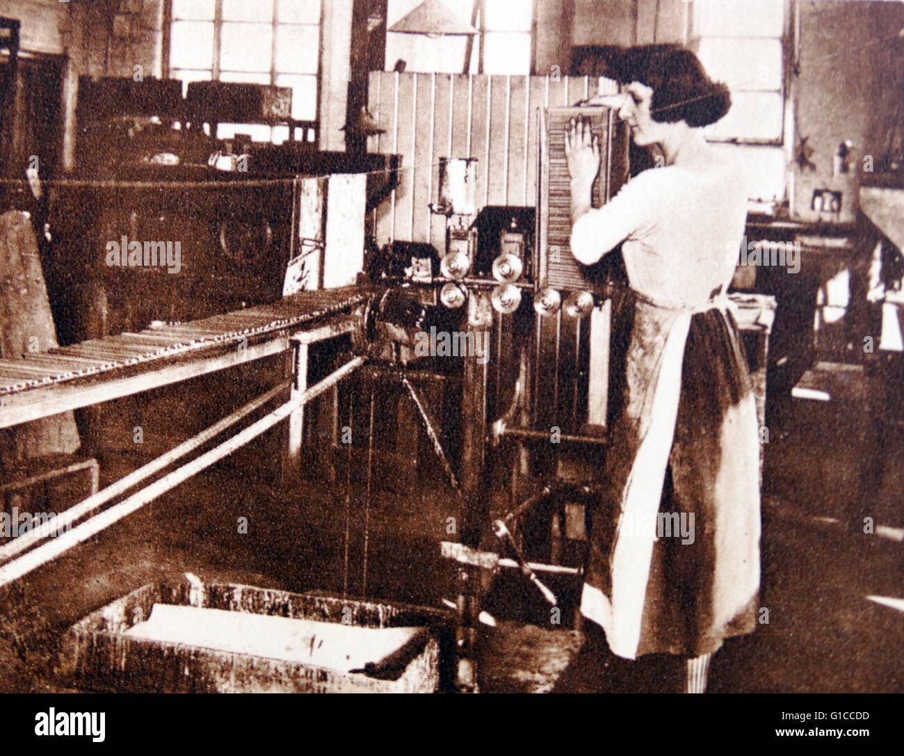 Machine operator factory historical hi-res stock photography and images ...