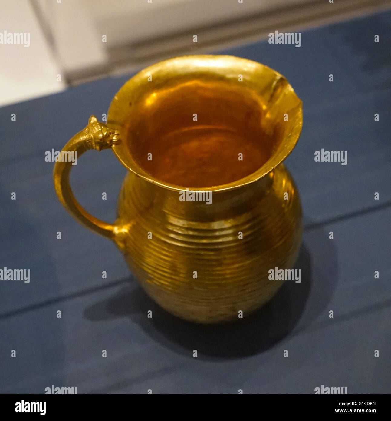 Horizontal fluting hi-res stock photography and images - Alamy