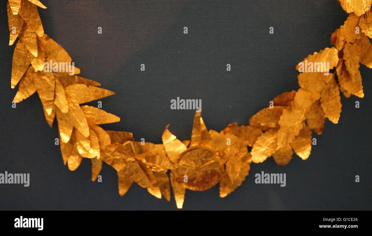 Golden laurel wreath hi-res stock photography and images - Alamy