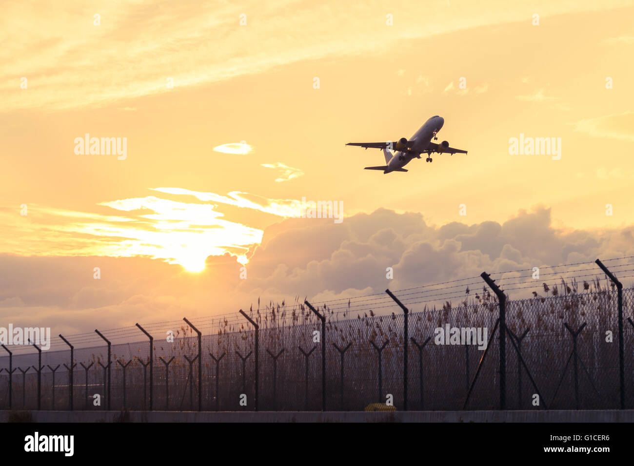 Plane taking off hi-res stock photography and images - Alamy