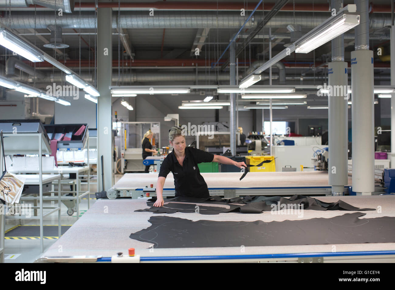 Rolls royce car plant hi-res stock photography and images - Alamy