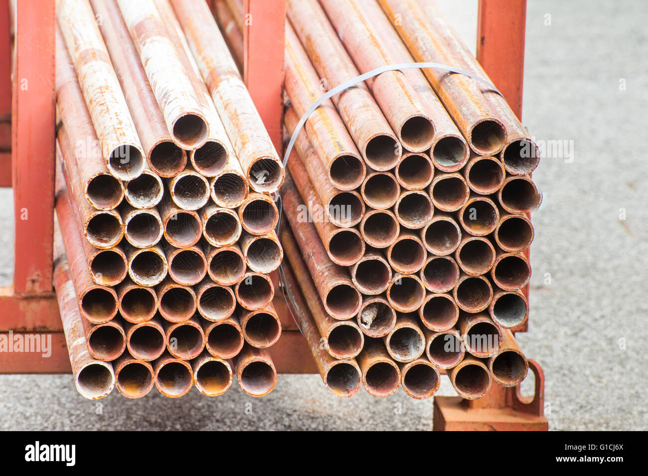 Stack of steel pipes for scaffolding in stock Stock Photo - Alamy