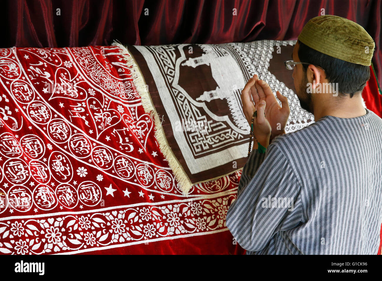 Naqshbandi sufi praying by Mawlana Cheikh Muhammad Nazim Adil al ...