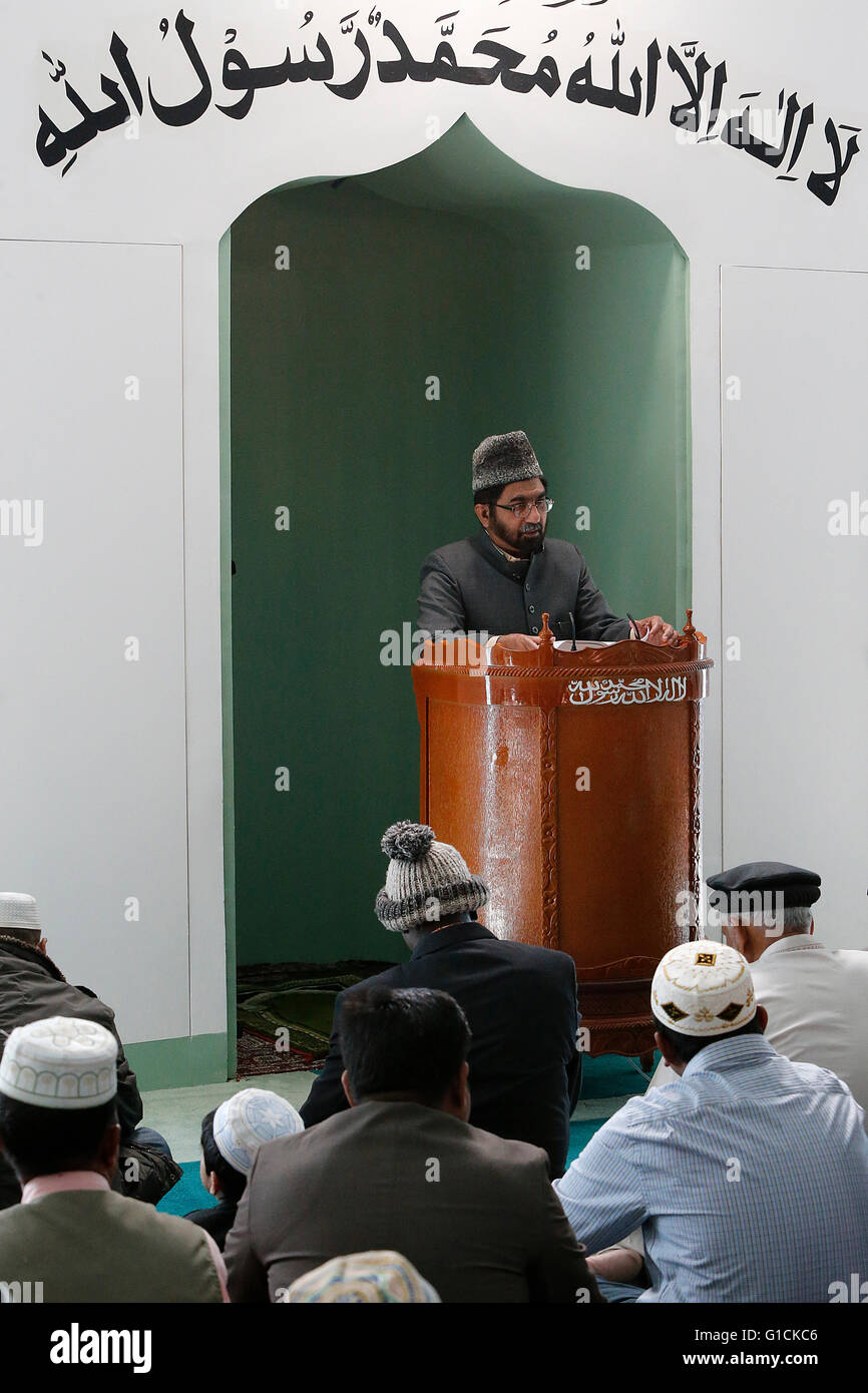 Muslim imam preaching hi-res stock photography and images - Alamy