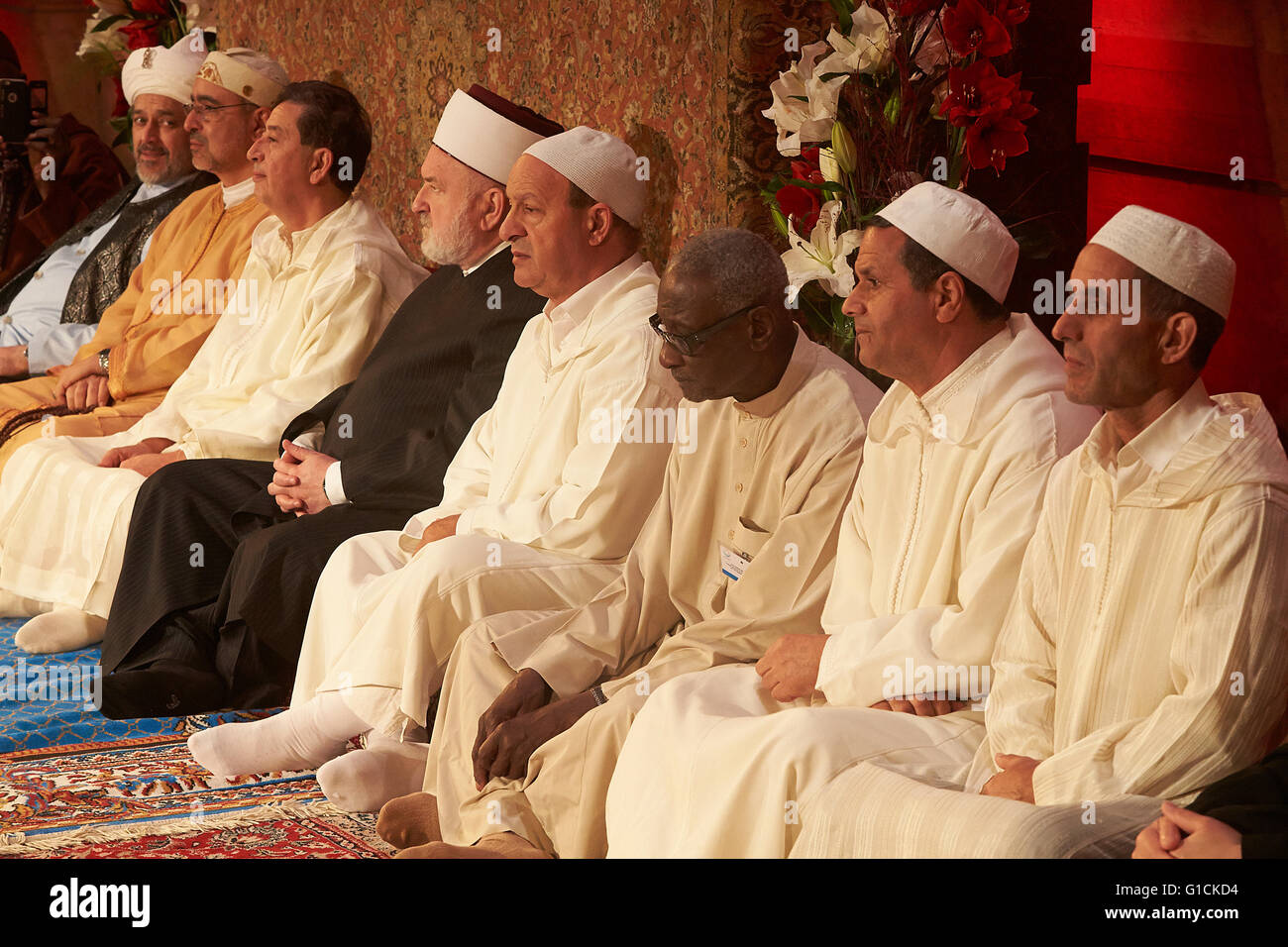 Muslim gathering sitting hi-res stock photography and images - Alamy