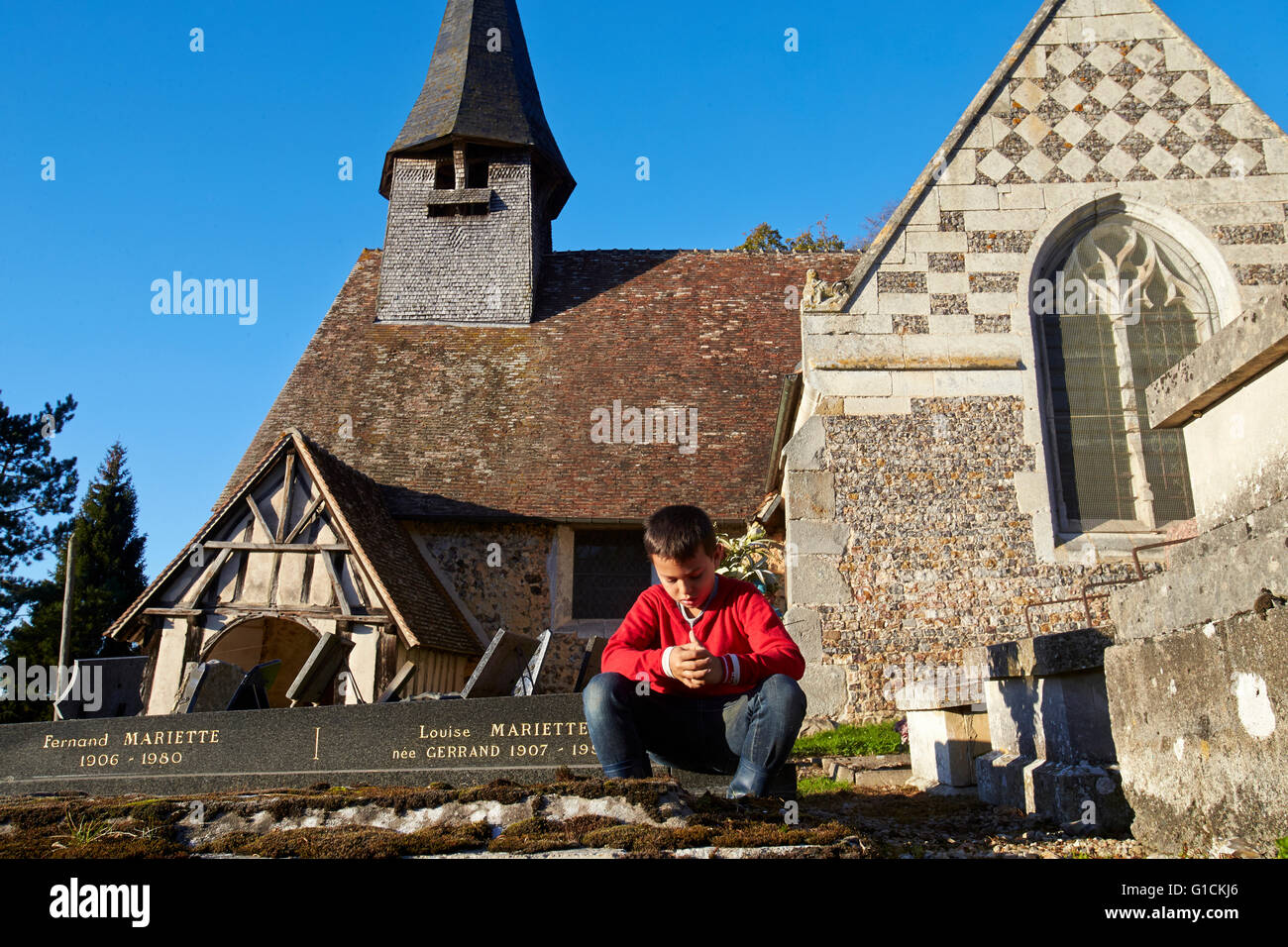 Boy in graveyard hi-res stock photography and images - Alamy